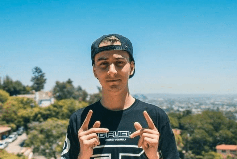 Cloakzy Bio: Who Is This Streamer? - Pro Gamers Age